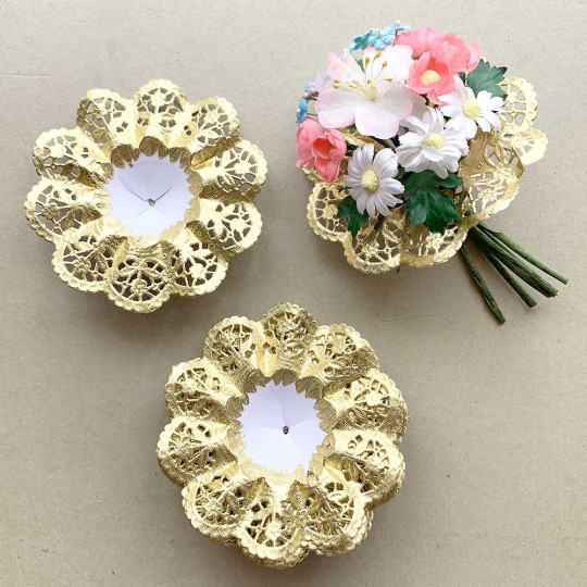 Small Paper Lace Flower Bouquet Holders in Gold ~ Set of 25 ~ 3-3/4